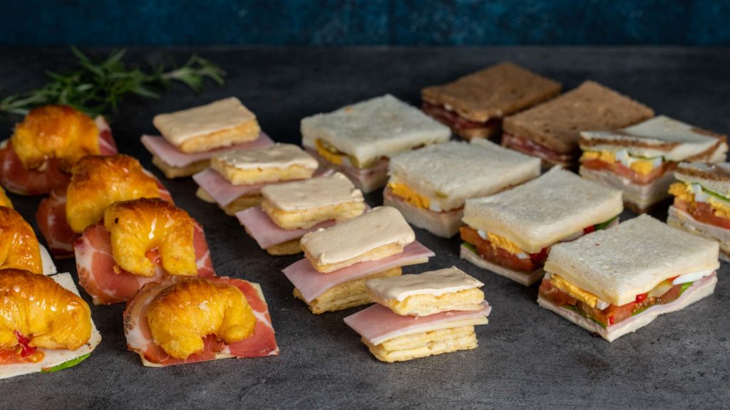 Selección de delicias (24 bocaditos) – Confitería 25 de Mayo